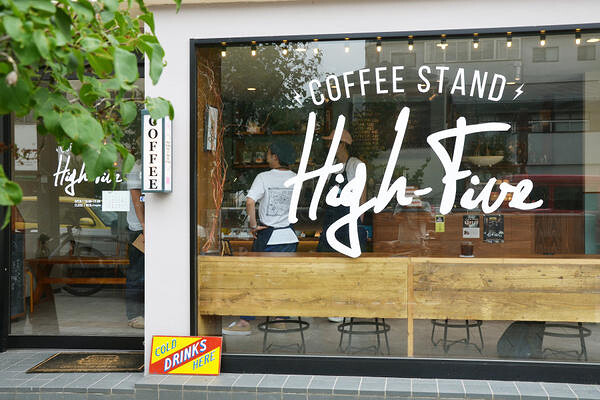 High-Five coffee stand 長野県のカフェ・パン・ケーキのデザイン施工事例 | 店舗設計施工.com