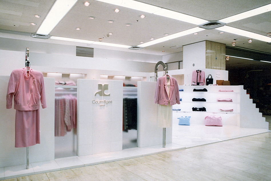 間接光・透明感・光沢感の質感を融合させたレディスブティック 神奈川県のアパレルのデザイン施工事例 | 店舗設計施工.com